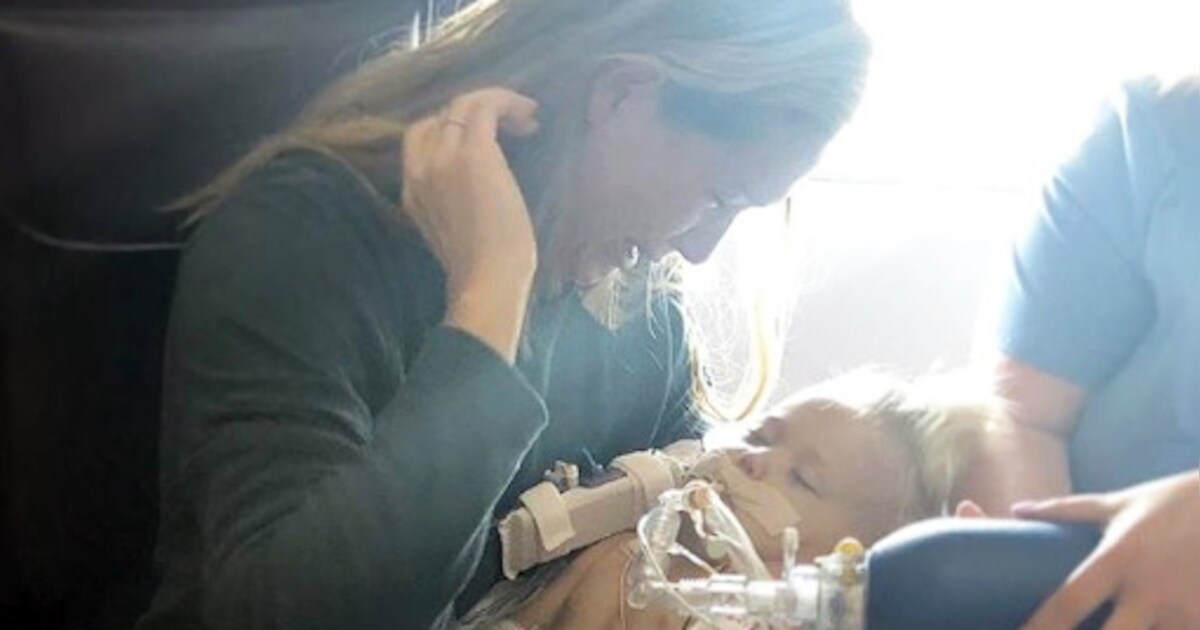 Hartverscheurende foto toont hoe moeder afscheid neemt van stervend ...