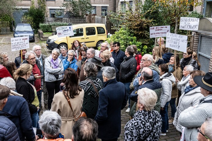 ‘Jullie zijn knettergek’: emoties laaien op tijdens protest tegen ...