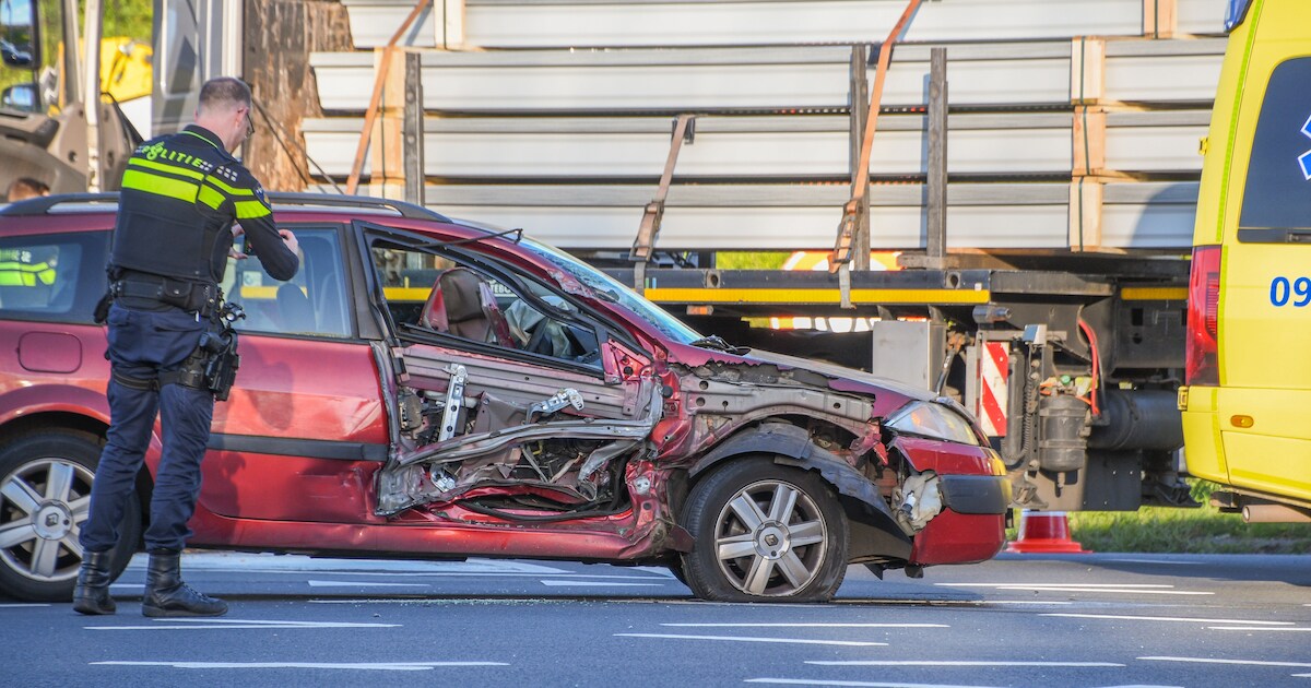 Twee auto's in IJsselstein botsen op extra lange vrachtwagen die uitzwenkt | Utrecht ...