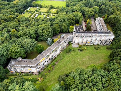 Vuurwerkknallen en een Nederlandse vlag. Burgemeester, wethouder en het ...