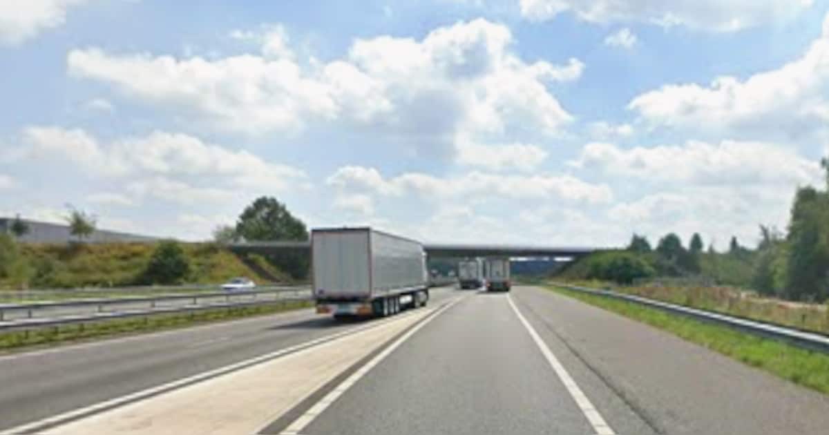 Bijrijder van vrachtauto springt of valt uit voertuig en belandt op ...
