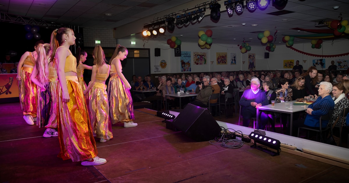 Ereleden zien geslaagde bonte avond in Budel-Schoot en staan zelf ook even in de spotlights ...