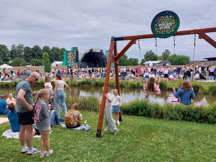Het Volkspark in Enschede stroomt vol, Jannike en Judith kunnen niet wachten tot Suzan & Freek ...