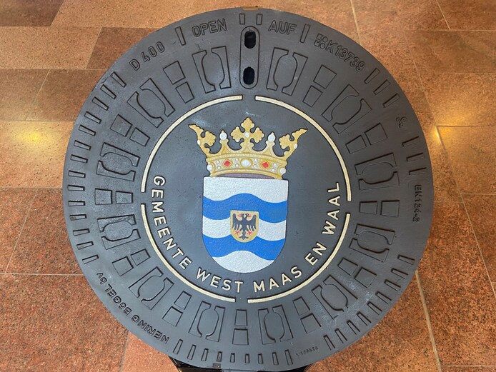West Maas en Waal krijgt nieuwe ‘sjieke’ putdeksels, eerste exemplaar ...