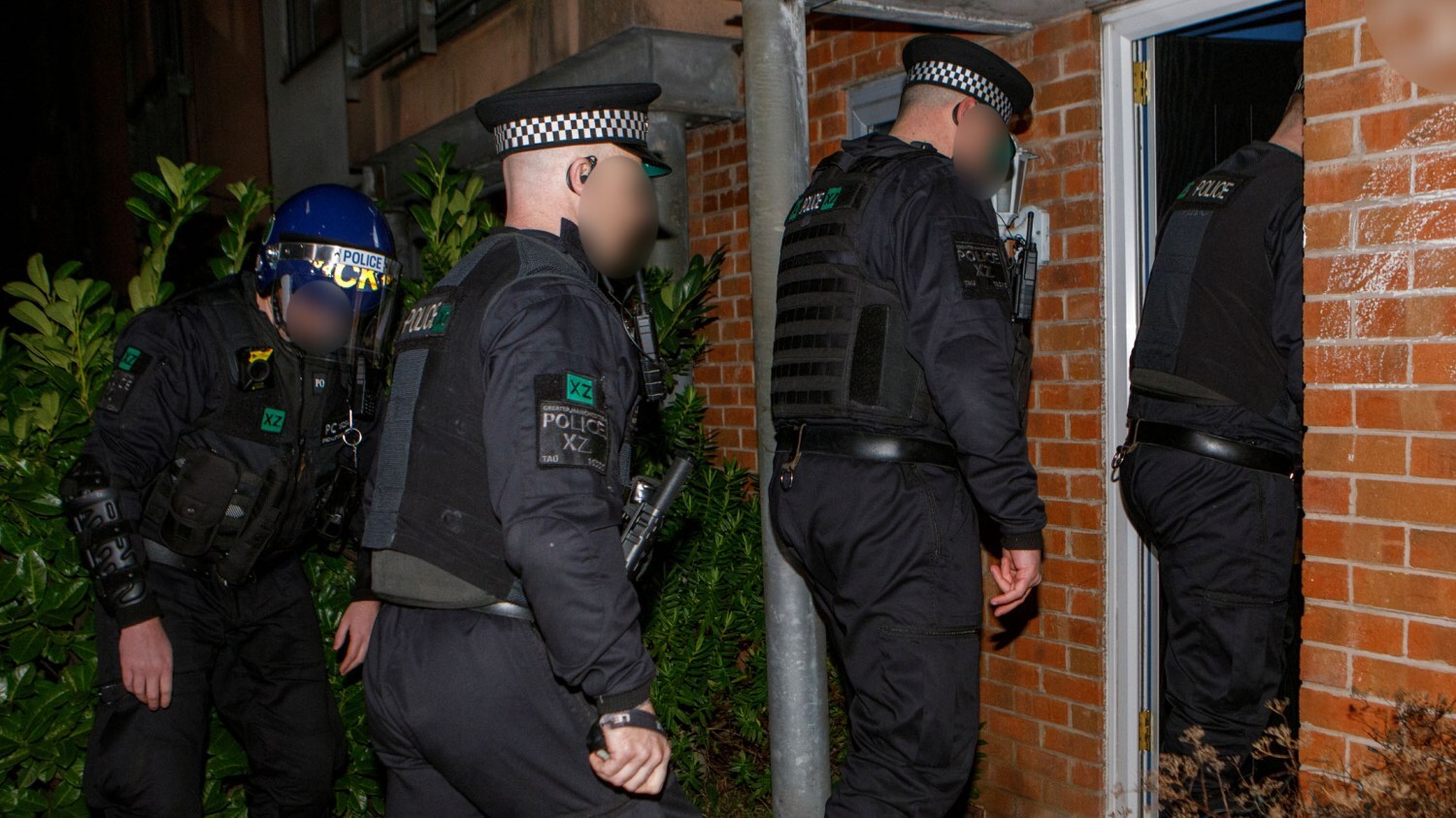 Huiszoekingen en arrestaties in Manchester na gewelddadige aanval op ...