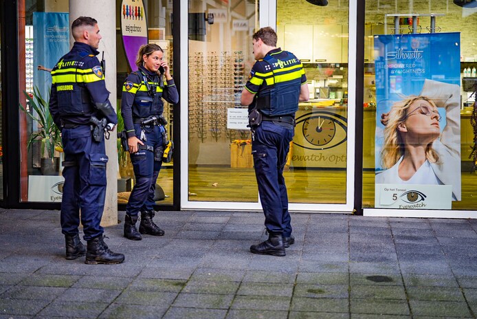 Man zwaargewond na steekpartij in brillenzaak: ‘Enorm geschrokken, hier gebeurt nooit wat ...