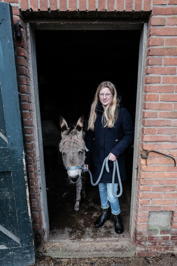 Floor uit Doesburg dolblij met nieuw hek voor ezels, met dank aan gulle ...