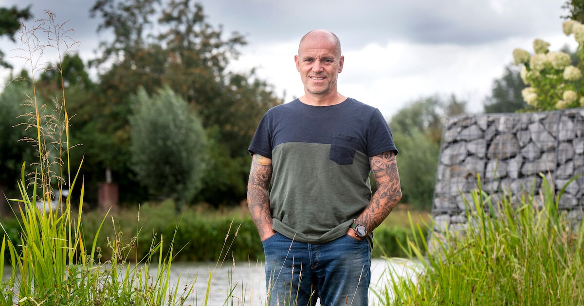 Hooligans gooiden agent Alex voor de trein, nu heeft hij PTSS: ‘Het is ...