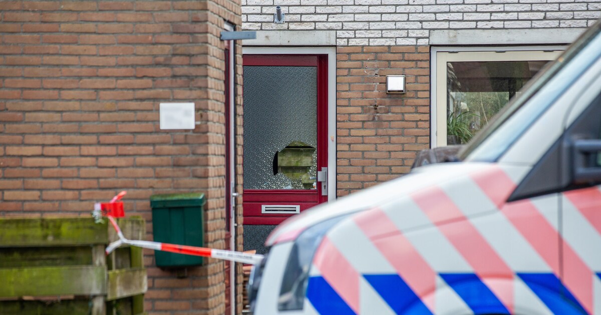 Politie vindt eerst zwaargewonde man in tuin, daarna treffen ze een overleden persoon aan in ...