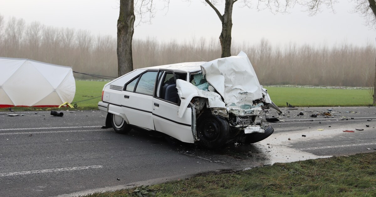 Dode door frontale botsing tussen ambulance en auto op Provincialeweg bij Culemborg | Culemborg ...
