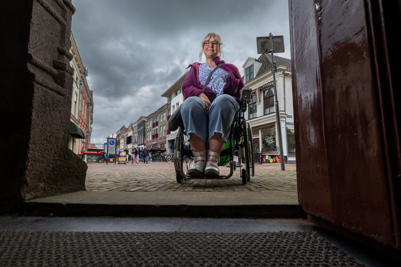 ‘We zien hier nooit iemand in een rolstoel’ — Yvonne (54) weet precies ...