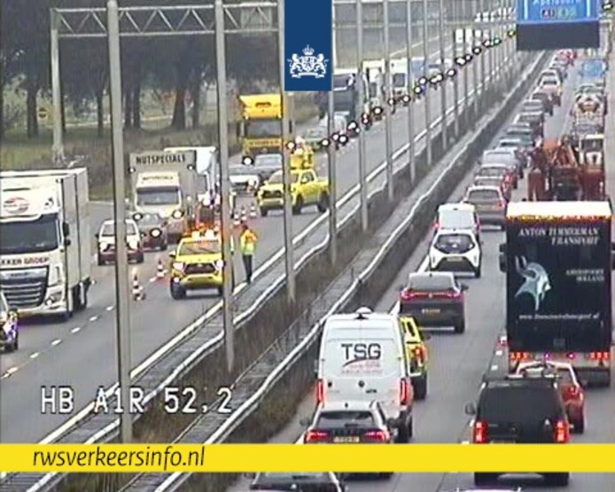 Oliespoor na ongeluk op A1 bij knooppunt Hoevelaken schoongemaakt | Barneveld | gelderlander.nl
