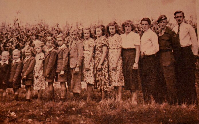 Dit gezin met 14 kinderen ontvluchtte samen met 49 andere gezinnen de ...