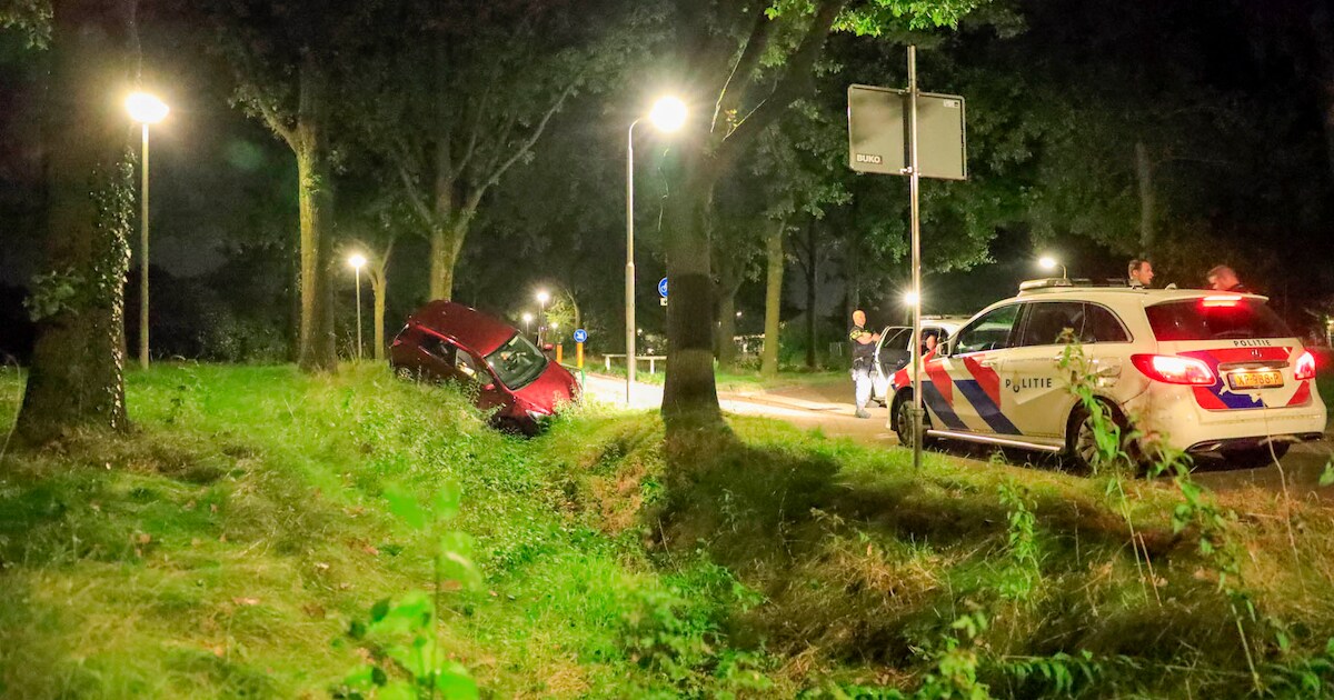 Bestuurster neemt verkeerde afslag in Amersfoort en rijdt zich klem in ...