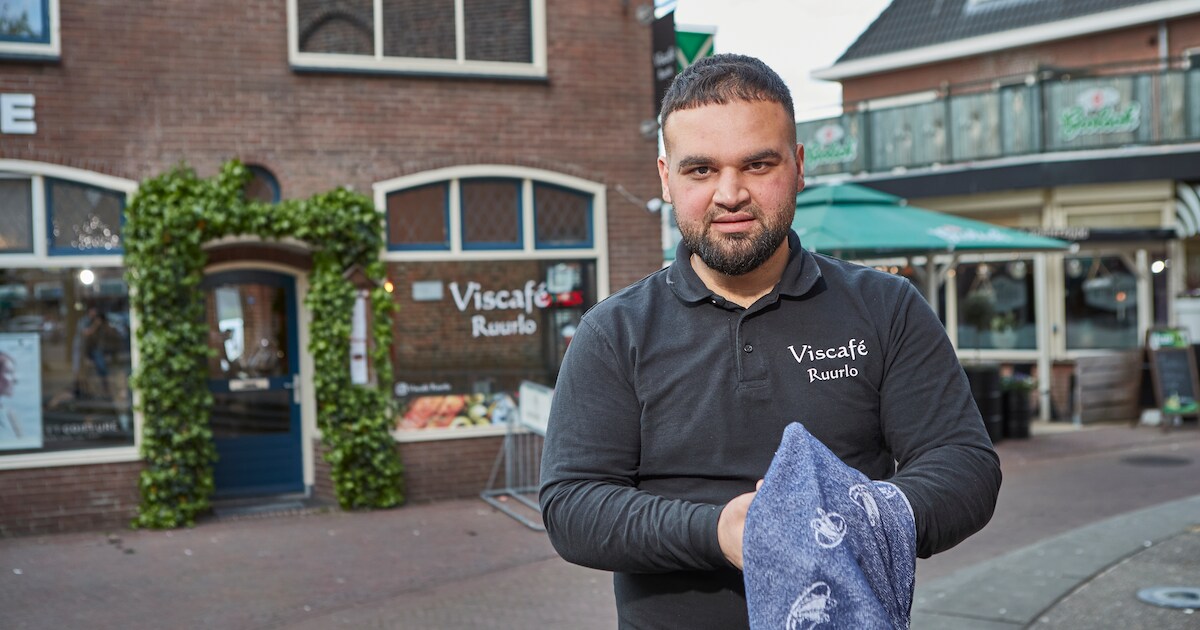 Visboer Saïd uit Ruurlo helpt de protestboeren al supervroeg op weg ...