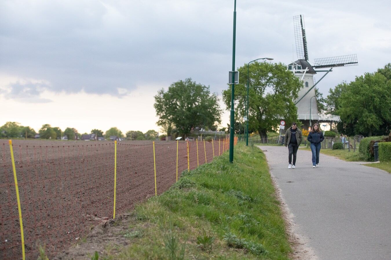 Boeren in Soest zijn gravende en poepende honden zó zat, dat ze hek van ...