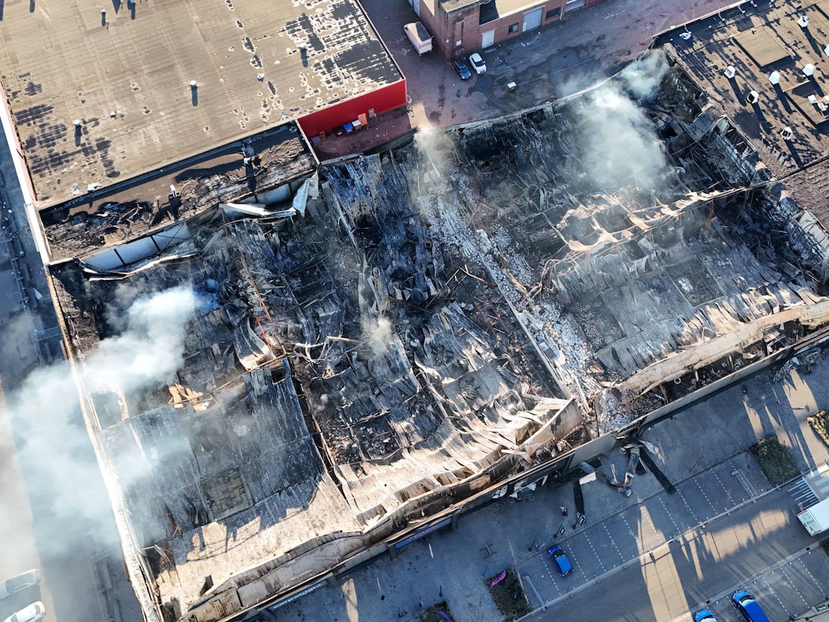 Enorme schade op meubelboulevard in Waalwijk, brand zo goed als uit ...