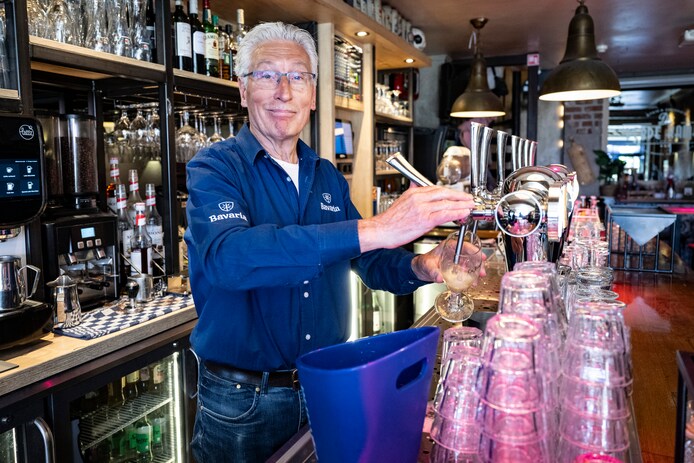 Horecatijger Herman (80) staat als jonge hond achter de bar: ‘Zolang m ...