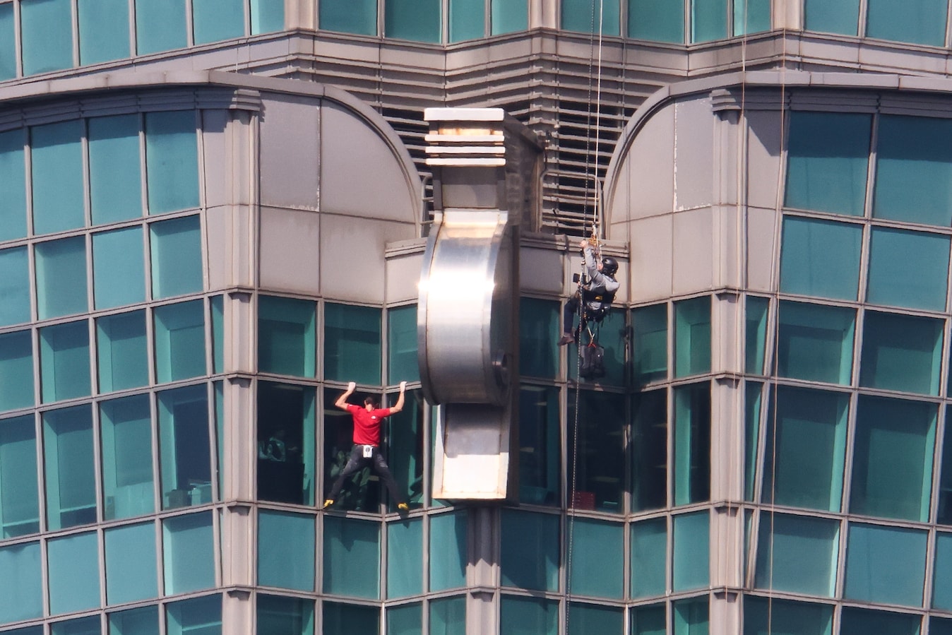 Klimmer Alex Honnold bereikt zonder touw of zekering top van 508 meter ...