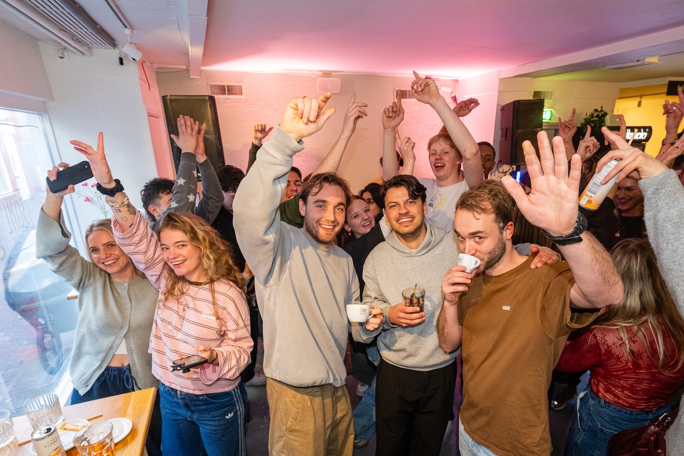 Housefeestje midden op de dag met koffie en thee in Amersfoortse ...