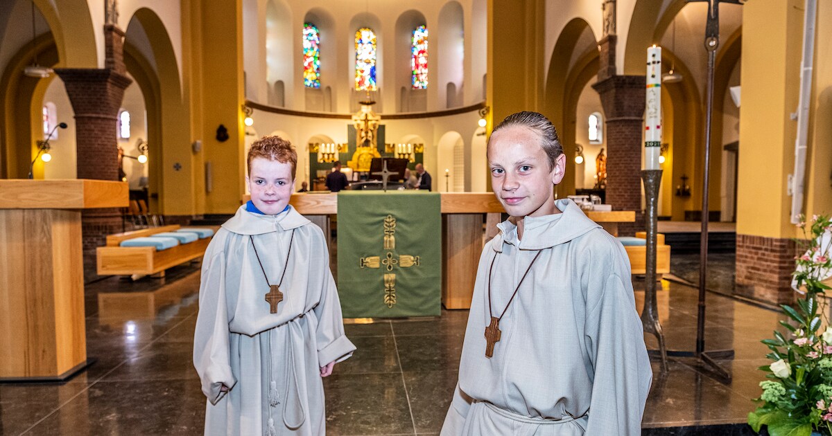 Na tien jaar heeft Groesbeek tóch weer misdienaars: Bram (12)en Rens (9) gaan pastor helpen ...