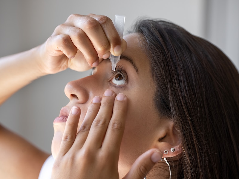 Moet je bij een loopneus je neus snuiten of het snot doorslikken ...