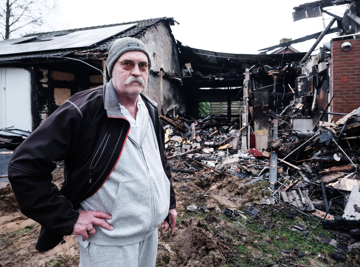 Marco is even naar de supermarkt, bij terugkomst staat zijn huis in ...