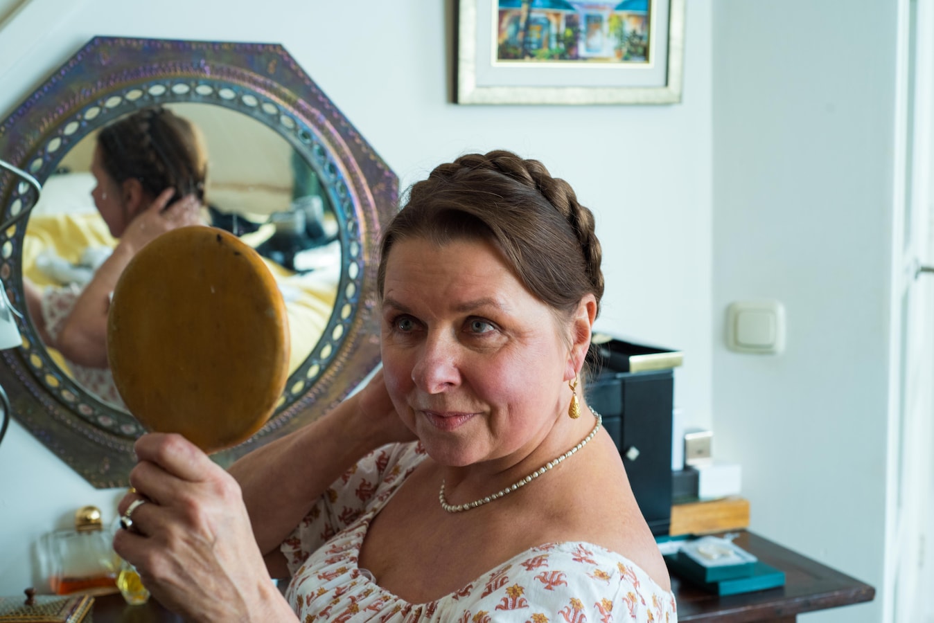 Doordeweeks is Karen (62) copywriter, in het weekend verkleedt ze zich ...