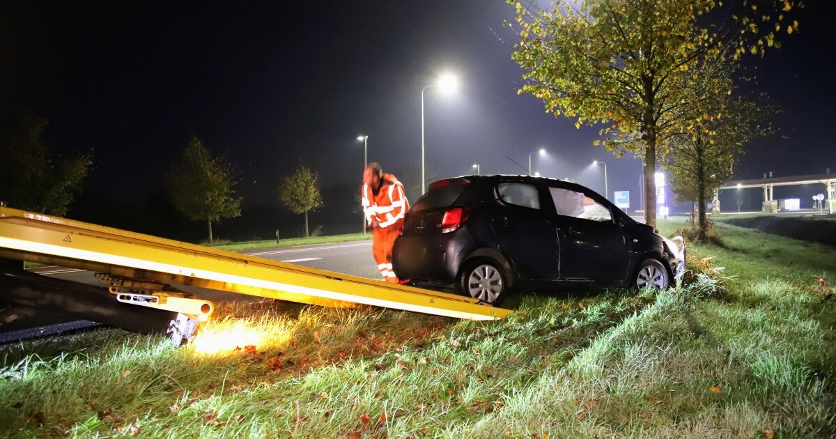 Vrouw met borreltje teveel op rijdt lange tijd door berm: rit eindigt ...