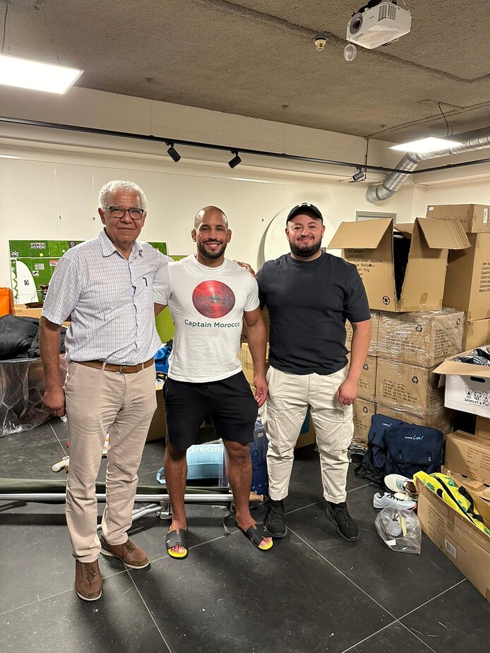 Vrachtwagen vol (medische) hulpgoederen van Stichting ZGT Overzee op ...