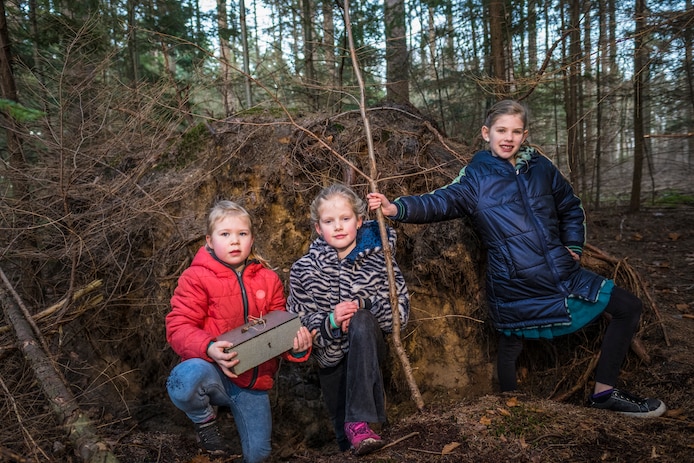 Tijdens verstoppertje spelen struikelt Ella (7) over bijzondere buit ...