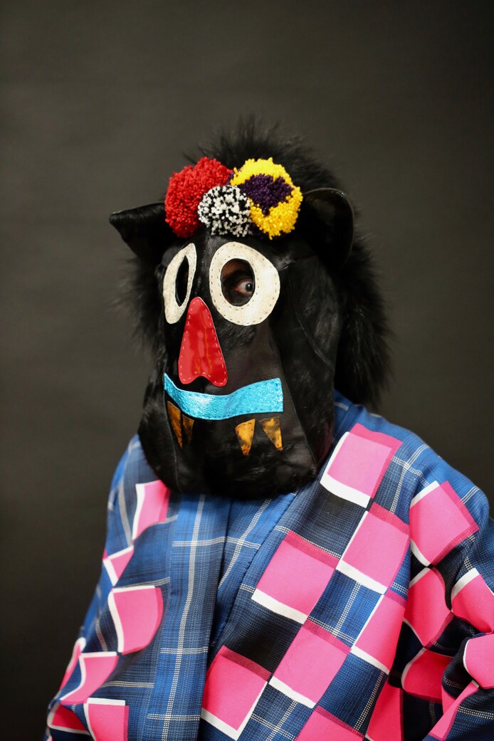 Met opvallende maskers helpen oud-studenten eigenaar van Arnhemse ...