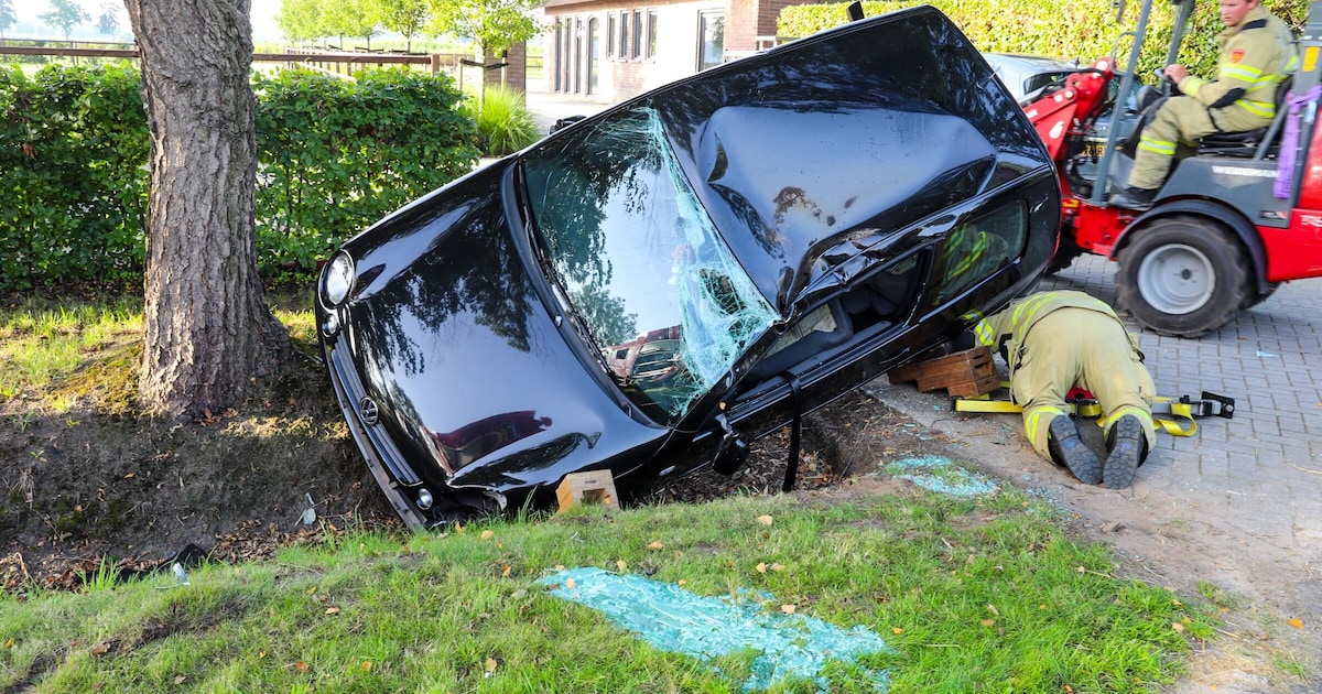 Auto ramt lantaarnpaal en komt tegen boom tot stilstand, buurtbewoner komt direct in actie ...