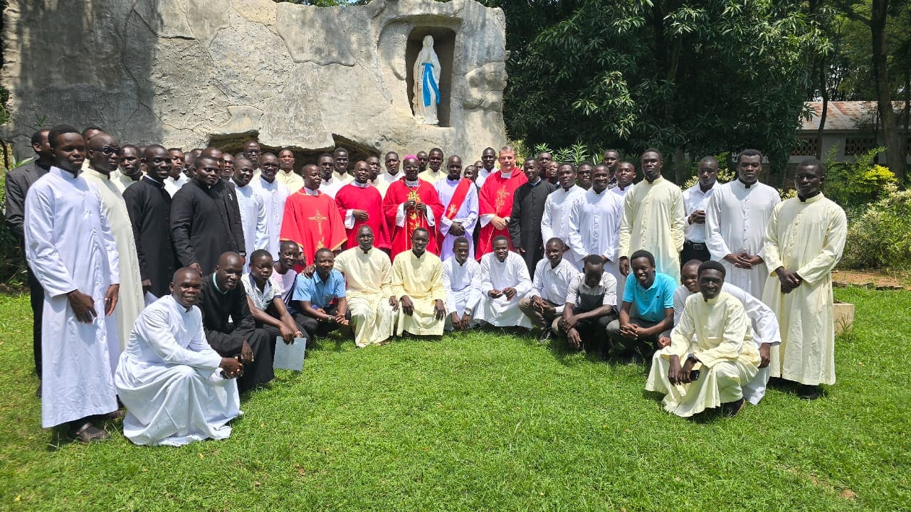 Leden van de Afrikaanse Acholi-stam verzorgen zondag de mis in ...