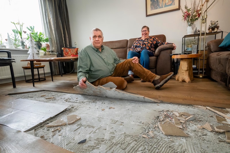 Als de vloer van Gea en Cees begint te knetteren, bellen ze de ...
