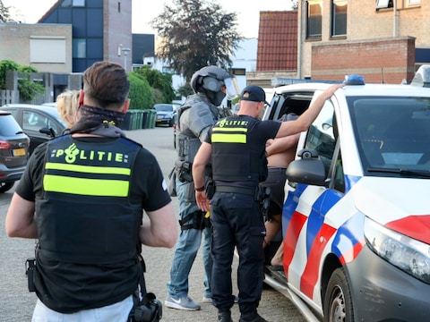 Zwaarbewapende eenheid valt huis in Tiel binnen, man zonder shirt en ...