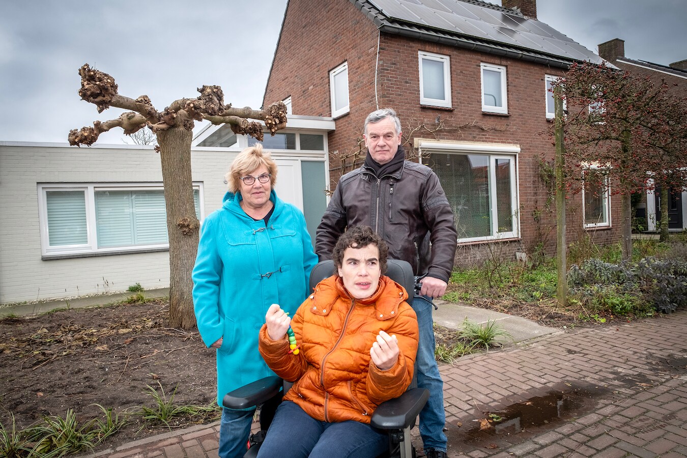 Rolstoelbus pal voor de deur gestolen: gehandicapte dochter Janne moet ...