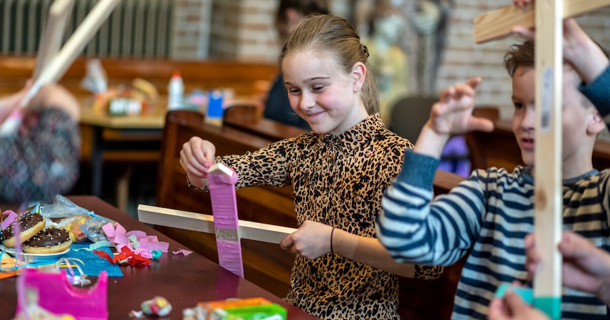 Kinderen versieren palmpaasstokken bij De Witte Huisjes in Bunnik ...