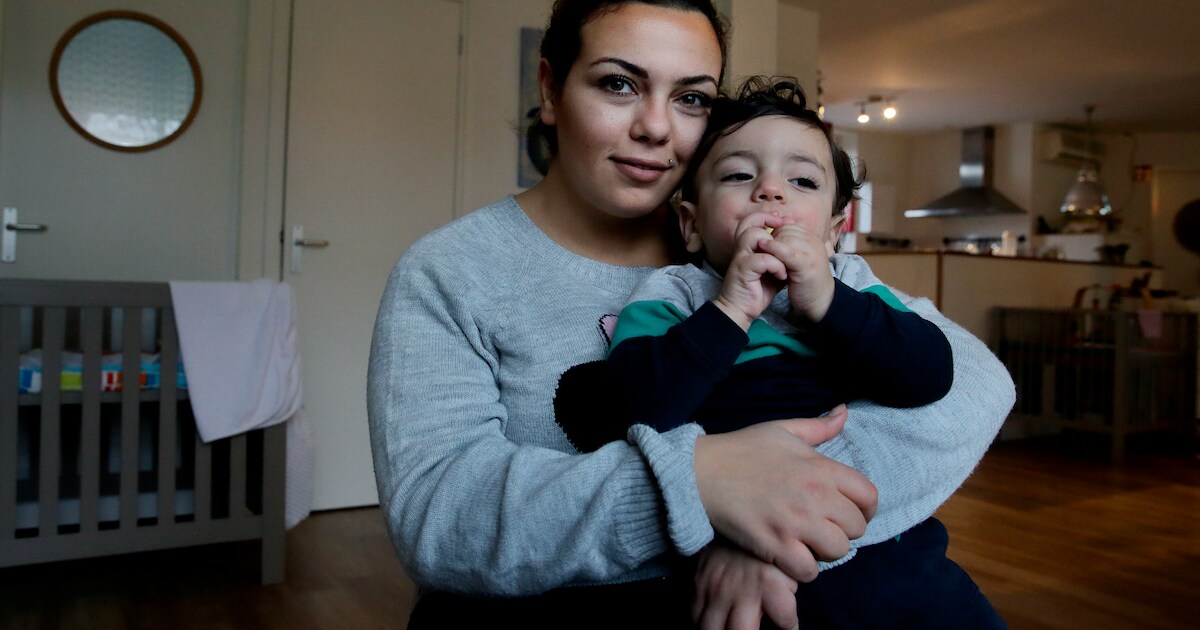 Chaima mocht haar pasgeboren baby zeven minuten vasthouden, toen werd ...