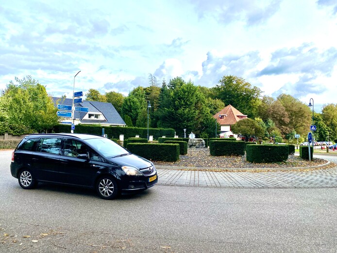 Rotondes als reclamezuilen, maar dan ook netjes onderhouden | Berg en ...