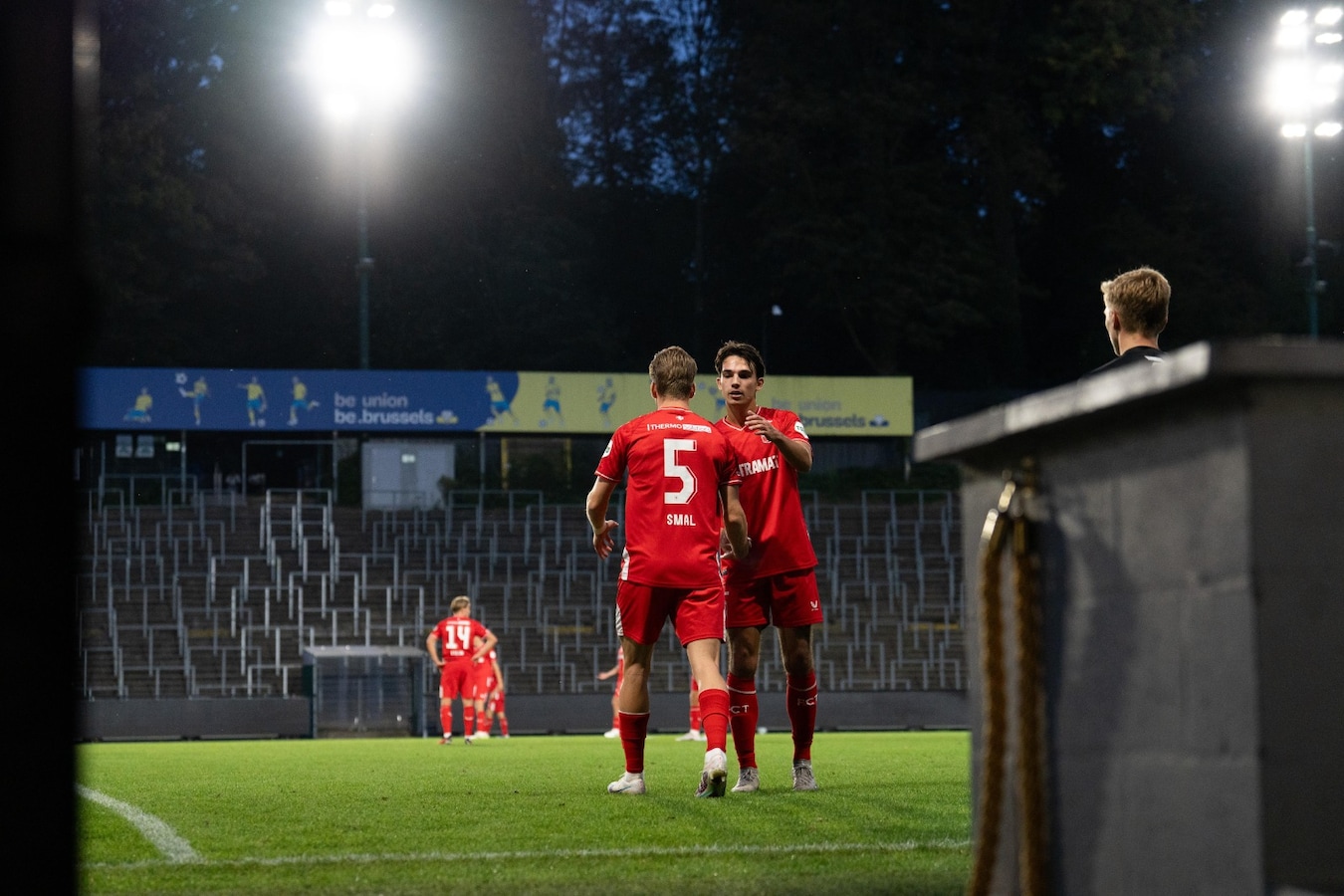 FC Twente wint bij rentree Gijs Smal ruim van Belgische koploper | Foto ...