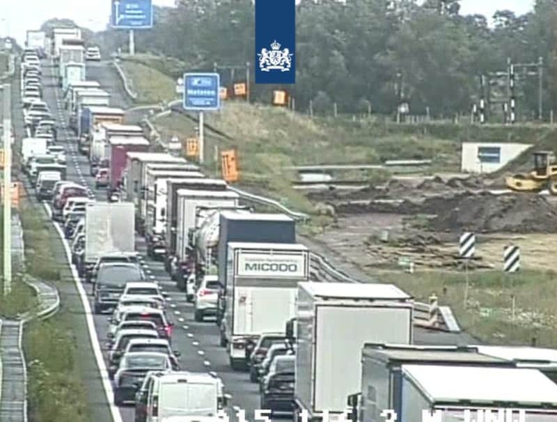 LIVE Verkeer | Flinke file op de A15 in namiddag door ongeluk met ...