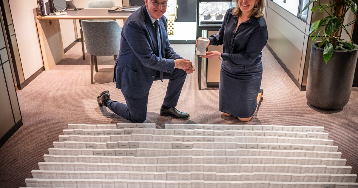 Deze juwelier maakt honderden gedenkspeldjes, als eerbetoon aan 85 ...