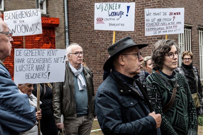 ‘Jullie zijn knettergek’: emoties laaien op tijdens protest tegen ...