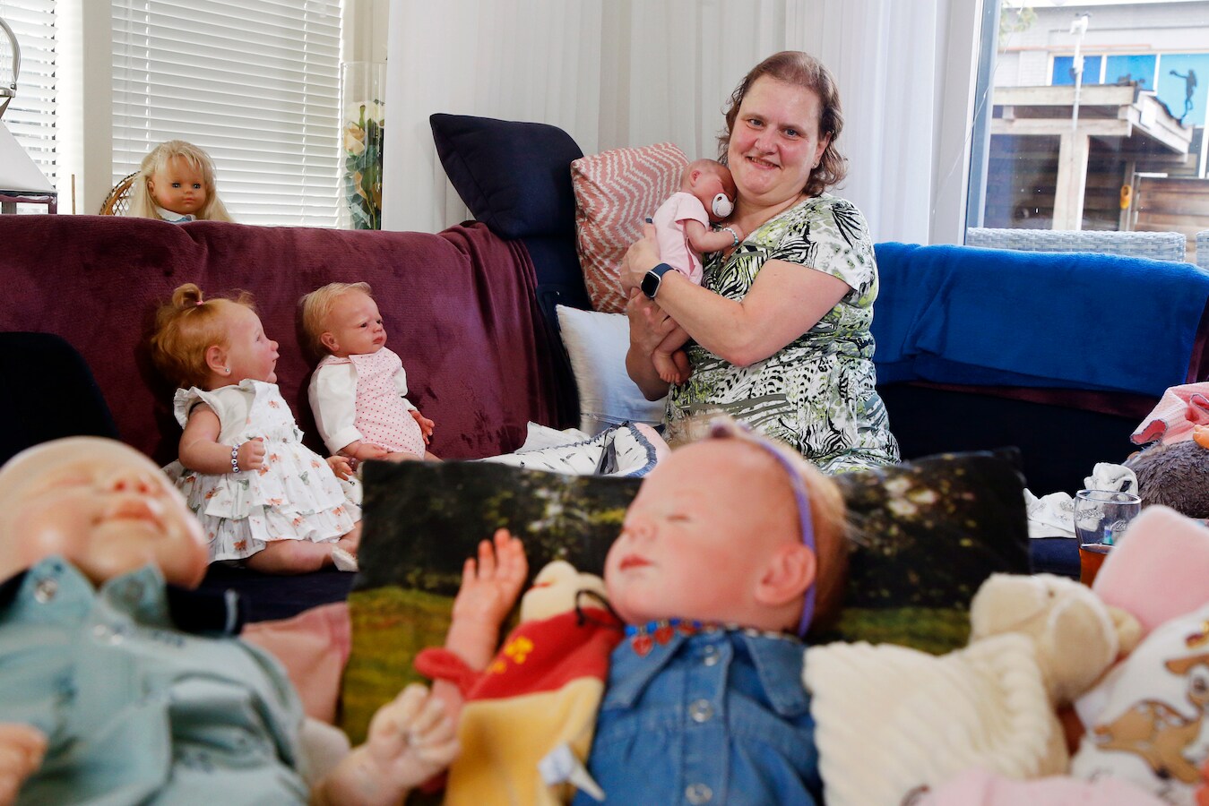 Daniëlle (53) kijkt tv met levensechte pop op haar arm: ‘Helpt bij ...