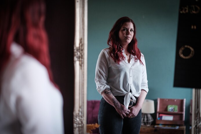 Anne-May luidde de noodklok en even later werd ze gebeld door de ...