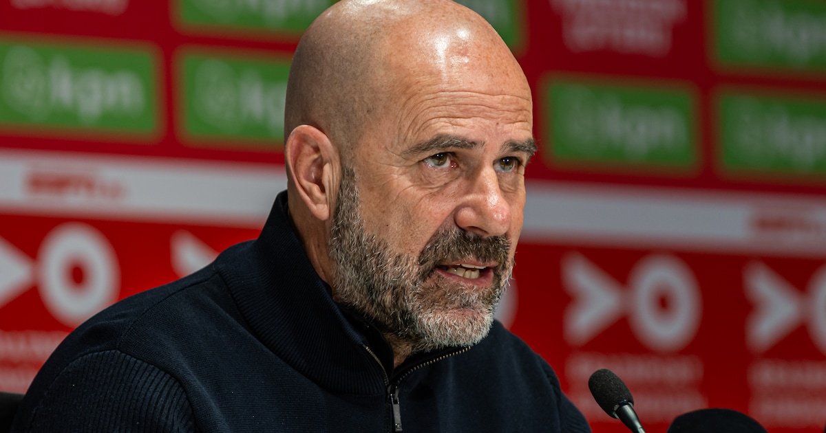 Bosz over de druk van boven bij PSV: ‘We gaan hier niet met pistolen op ...