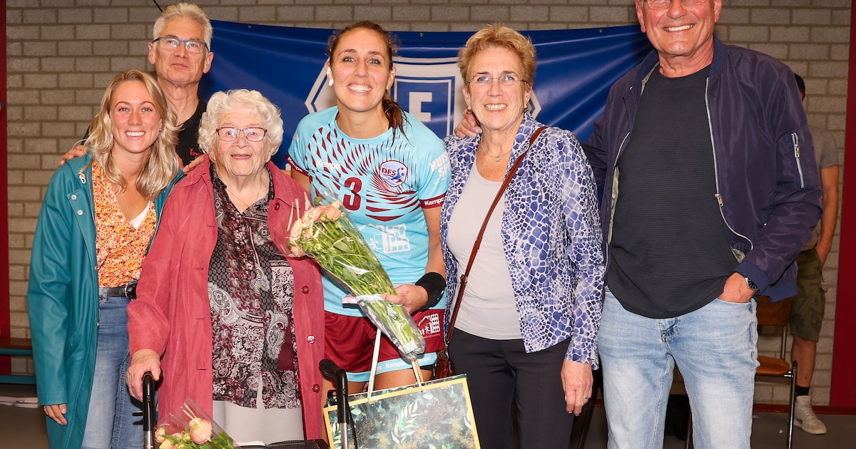 Eva doet na 19 jaar een stapje terug bij DFS, met oma (99) als fan ...