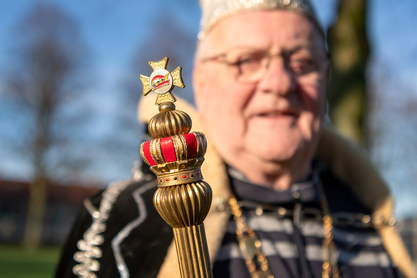 Jan (80) was vijf keer Prins Carnaval, nu zet hij zijn cape en steek te ...