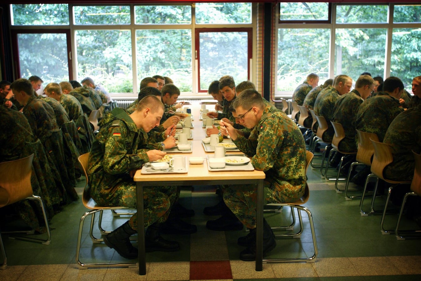 Hoe Duitse militairen jarenlang leefden in Budel: van schnitzels tot ...